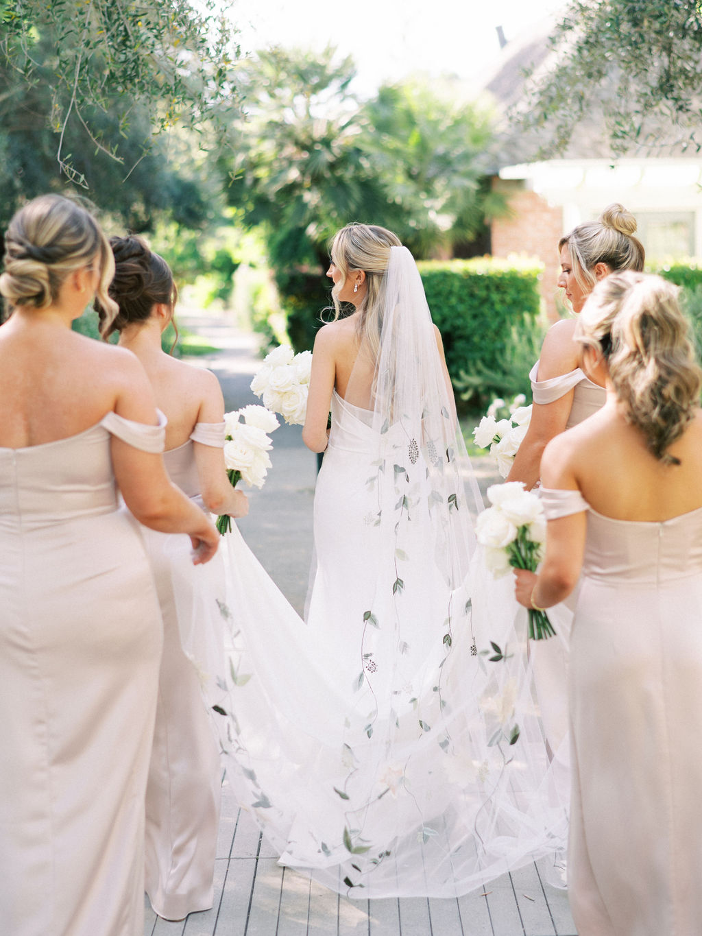 Modern & Neutral Wedding At Estate Yountville: A Style Me Pretty ...