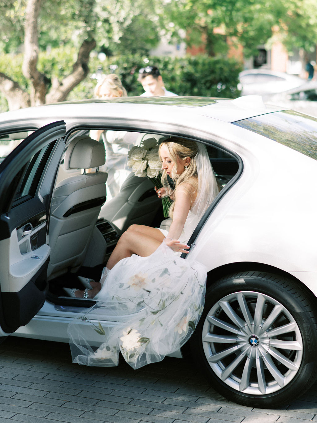 Modern & Neutral Wedding At Estate Yountville: A Style Me Pretty ...