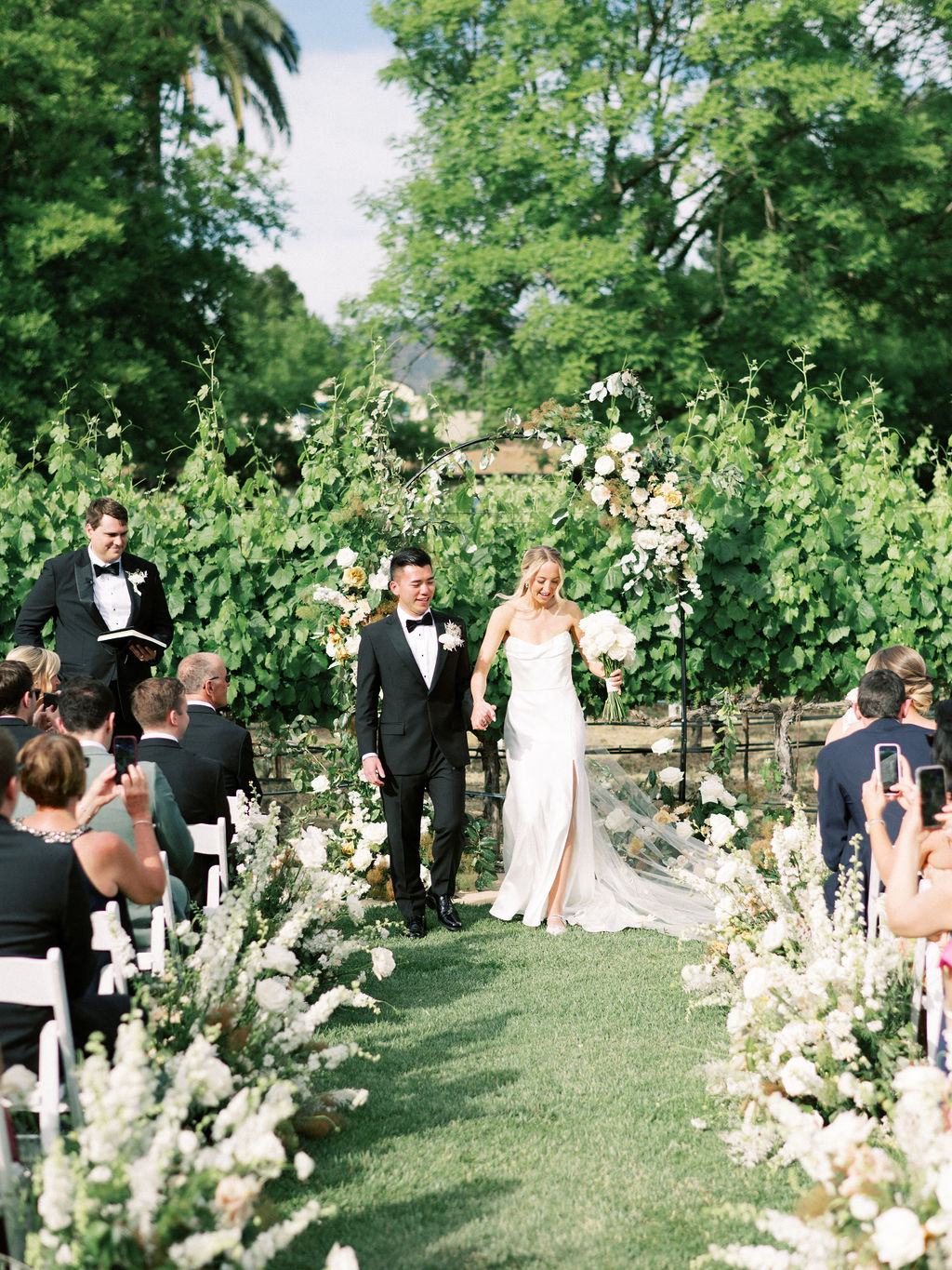 Modern & Neutral Wedding At Estate Yountville: A Style Me Pretty ...