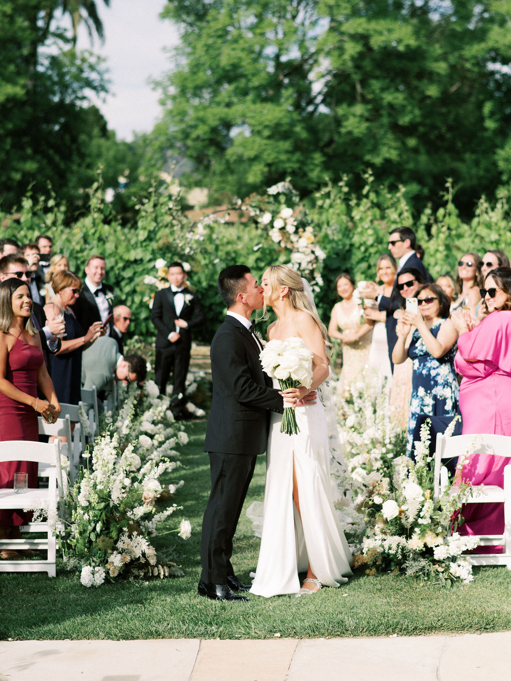Modern & Neutral Wedding At Estate Yountville: A Style Me Pretty ...