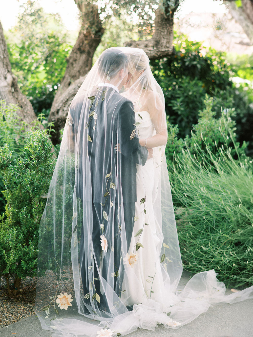 Modern & Neutral Wedding At Estate Yountville: A Style Me Pretty ...
