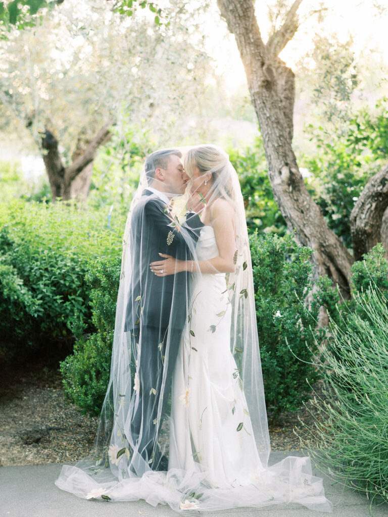 Modern & Neutral Wedding At Estate Yountville: A Style Me Pretty ...
