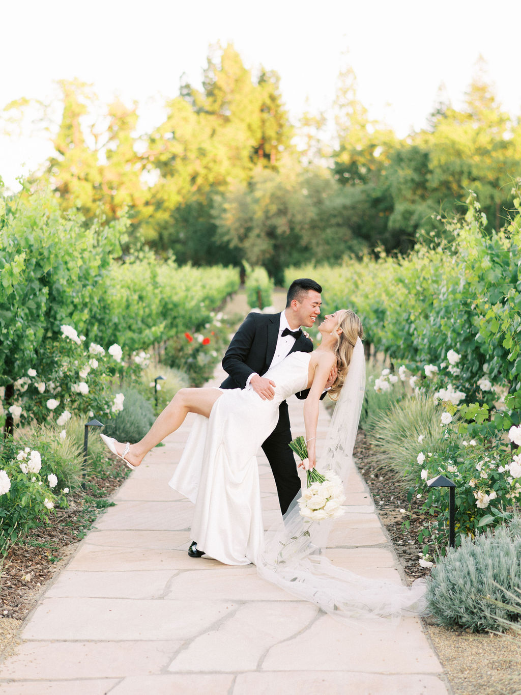 Modern & Neutral Wedding At Estate Yountville: A Style Me Pretty ...
