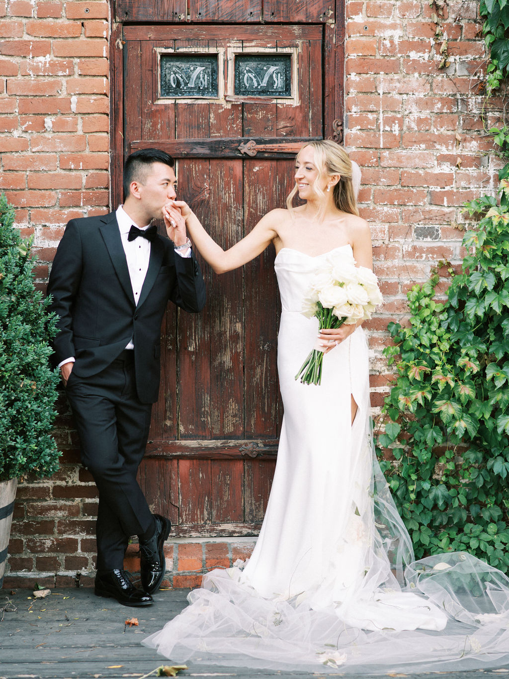 Modern & Neutral Wedding At Estate Yountville: A Style Me Pretty ...