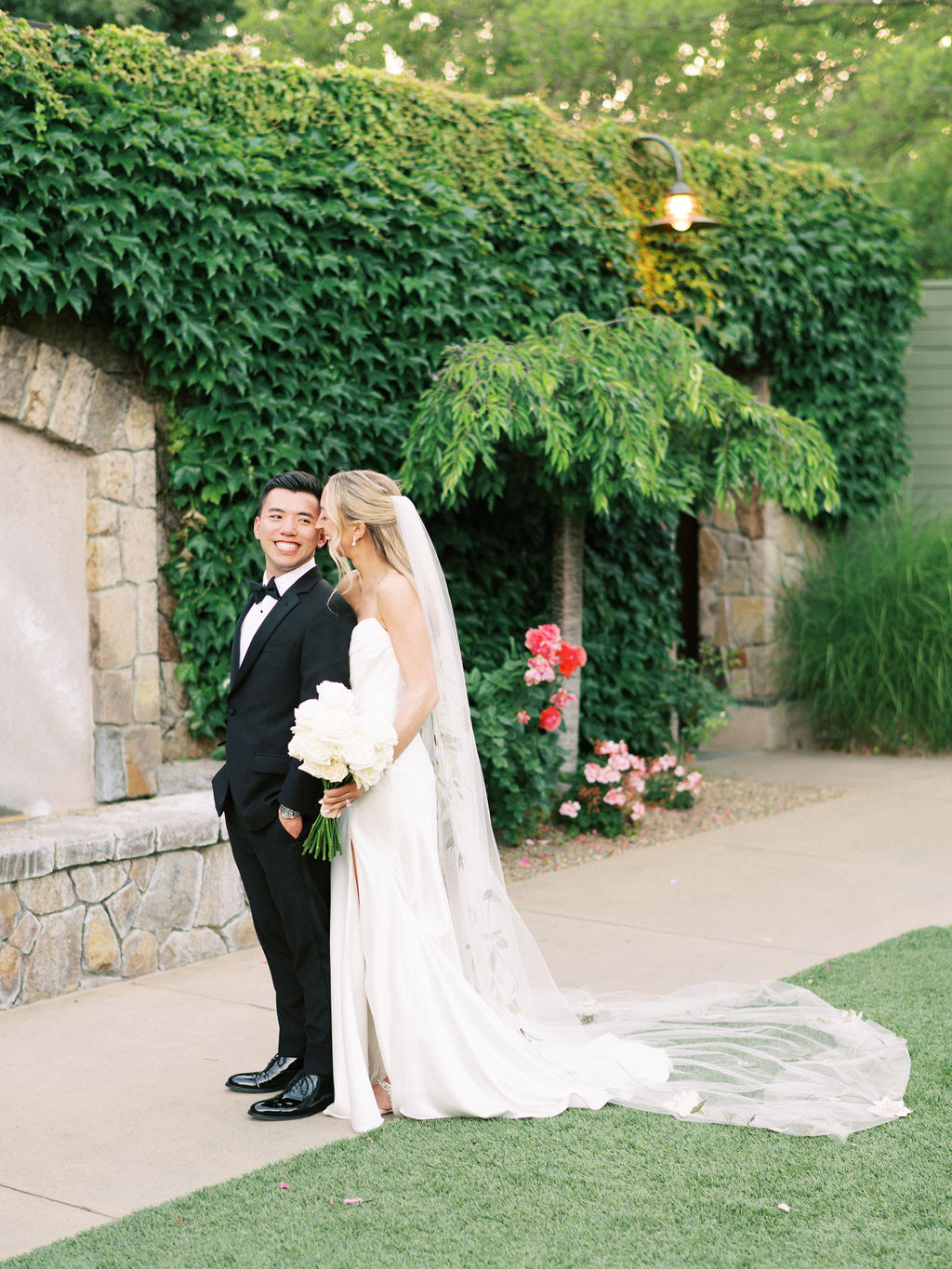 Modern & Neutral Wedding At Estate Yountville: A Style Me Pretty ...