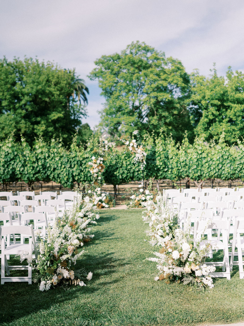 Modern & Neutral Wedding At Estate Yountville: A Style Me Pretty ...