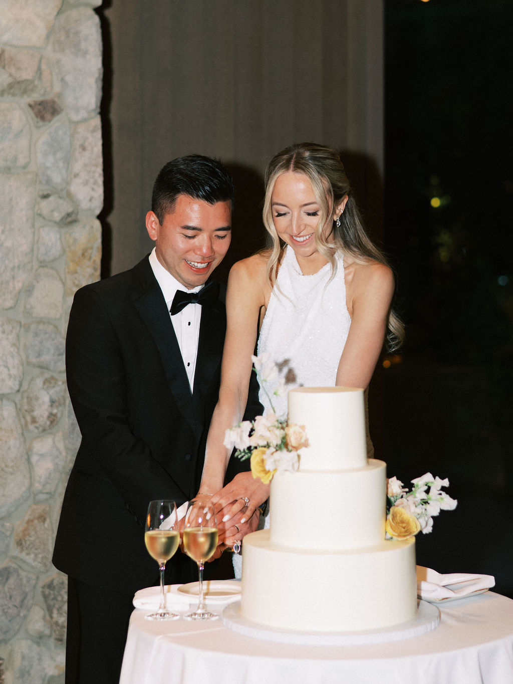 Modern & Neutral Wedding At Estate Yountville: A Style Me Pretty ...